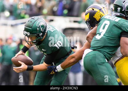 Michigan State quarterback Payton Thorne (10) warms up before an NCAA ...