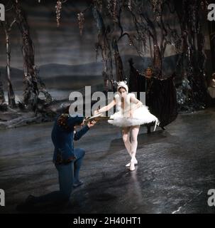 TOMMY RALL BARBRA STREISAND as Fanny Brice and Dancers on set candid ...