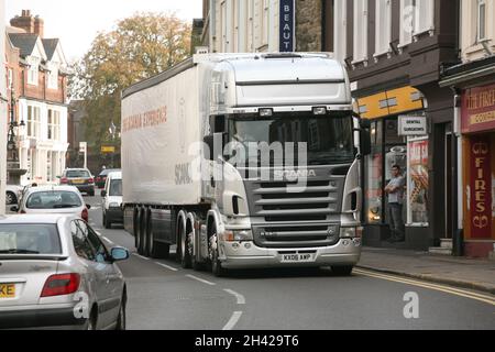 SCANIA HGV TRUCK IN URBAN SETTING Stock Photo - Alamy