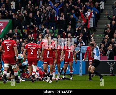 Saracens' Hugh Tizard scores a try during the Gallagher PREM match at ...