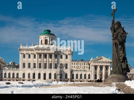 Neoclassical Pashkov House and monument to Vladimir Great in Moscow ...