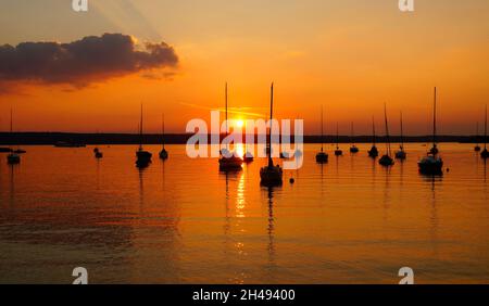 Sailboats at sunset in the Herrsching Bay on Lake Ammer, Bavaria ...