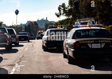 California highway patrol car and officers Stock Photo - Alamy