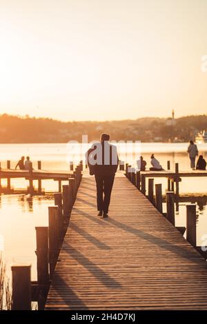 Starnberg, Deutschland . 19th Mar, 2021. Sonnenuntergang am Starnberger ...