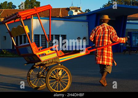Madagascar. Antsirabe. Pousse-pousse, le taxi malgache. // Madagascar ...