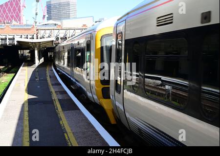 A southeastern class 465 at London Victoria station Stock Photo - Alamy