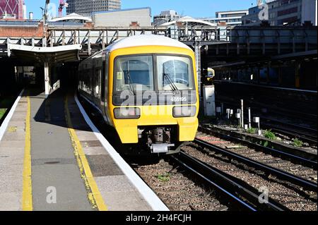 A southeastern class 465 at London Victoria station Stock Photo - Alamy