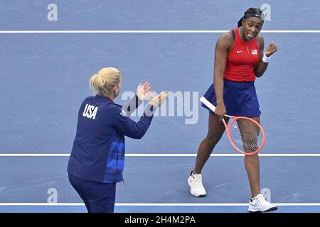 Billie Jean King, left, and Kathy Harter, both U.S. tennis stars, pose ...