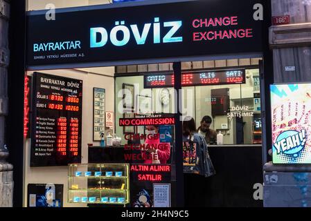 Turkish currency exchange office on the busy shopping district ...