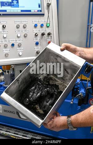 Schkopau, Germany. 04th Nov, 2021. An employee of the Fraunhofer Pilot ...