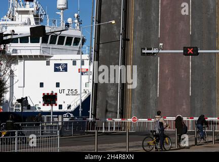 Bascule bridge, Lowestoft, Suffolk, England, UK Stock Photo - Alamy