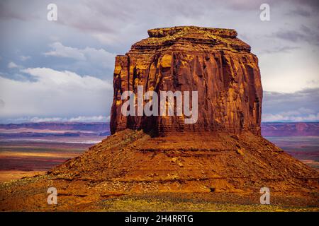Single gigantic butte in Monument Valley, USA Stock Photo - Alamy