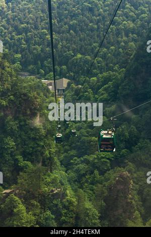 The Huangshi Zhai cable car to the Yellow Stone Stronghold in ...