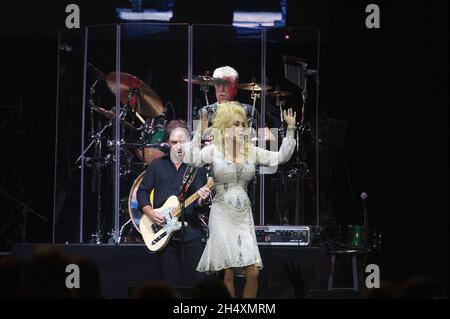 Dolly Parton live on stage at the LG Arena in Birmingham Stock Photo ...