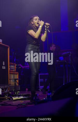 Lyndsey Gunnulfsen | Lynn Gunn | PVRIS performing at The O2 Arena ...