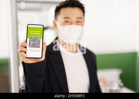 Man show phone with app of Coronavirus Vaccination Stock Photo - Alamy