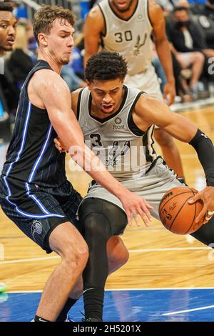 San Antonio Spurs forward Keldon Johnson goes to the basket during the ...