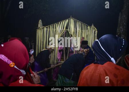 Soppeng, Indonesia. 03rd Nov, 2021. Cirowali residents hold a ...
