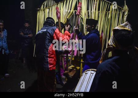 Soppeng, Indonesia. 03rd Nov, 2021. Cirowali residents hold a ...