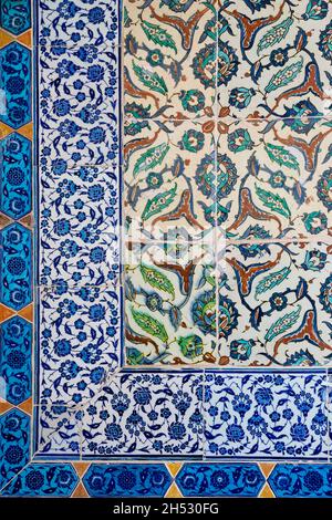 Ceramic handmade tiles of Topkapi Palace, from the 16th century in ...