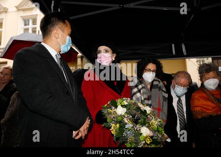 Lauren Leiderman, Octavian Ursu und Rafal Gronicz bei Kranzniederlegung ...