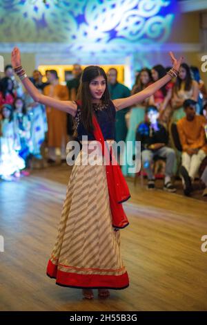 Udi Udi Jaye Dance Dancer Yashvi Jhavia, 14, performs for the crowd ...