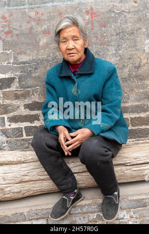 Old Chinese woman in Dangjia Village in Shaanxi Province, China Stock ...