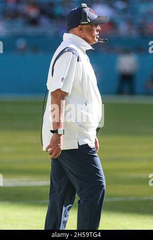 Houston Texans head coach David Culley (left) talks with Cleveland ...