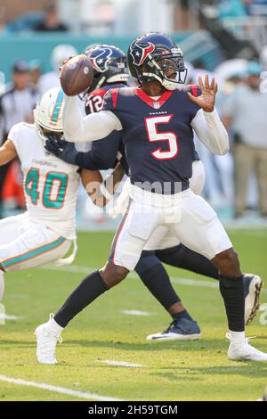 Houston Texans quarterback Tyrod Taylor (5) calls a play during an NFL ...