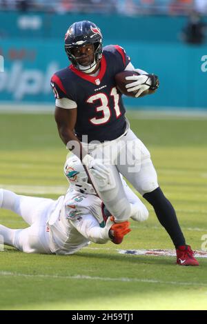 Houston Texans running back David Johnson (31) carries the ball during ...