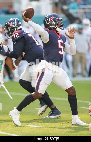 Houston Texans quarterback Tyrod Taylor (5) calls a play during an NFL ...