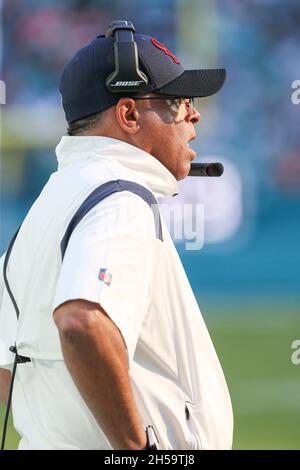 Houston Texans head coach David Culley (left) talks with Cleveland ...