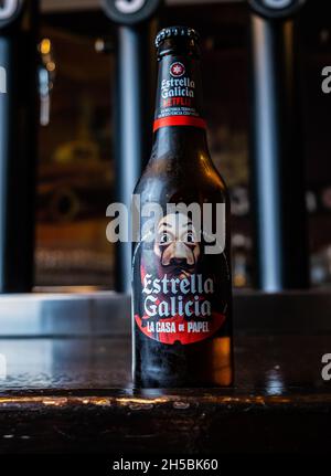 Draft beer Estrella Galicia Stock Photo - Alamy