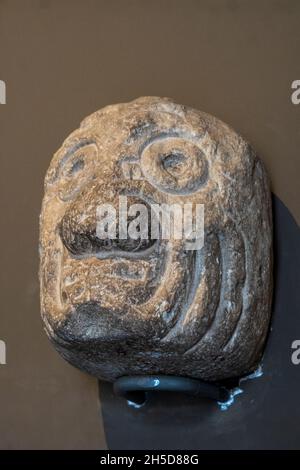 Chavin nailed head Chavín culture 900 BC-200 BC Perú Stock Photo - Alamy