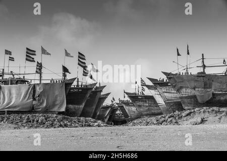 Boat docking yard, Mangrol Port - Gujarat Stock Photo - Alamy