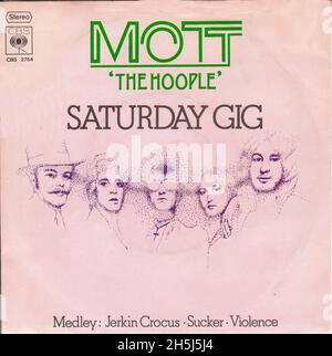 Vintage single record cover - Mott The Hoople - Roll Away The Stone - D - 1973 Stock Photo - Alamy