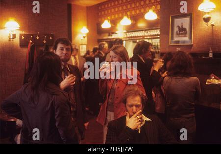 London 1982. A London pub and a people having a pint of beer. Credit ...