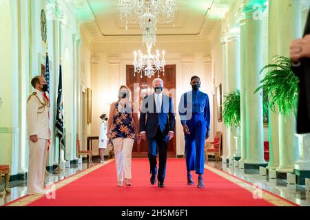 Seattle Storm owner Ginny Gilder, center, cheers with her wife, Lynn ...