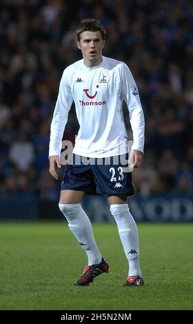 PORTSMOUTH V SPURS 18-10-04 MICHAEL CARRICK GOES DOWN UNDER A CHALLENGE ...