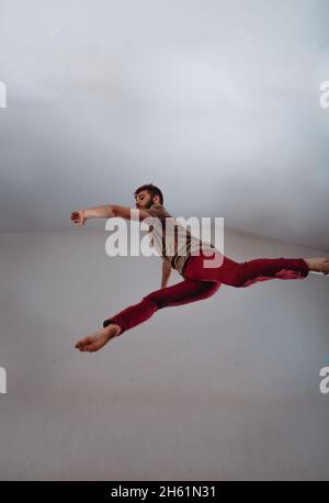Modern dance artist practicing a choreographic dance routine Stock ...