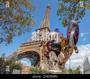 BALLOONS EIFFEL TOWER PARIS FRANCE Stock Photo - Alamy