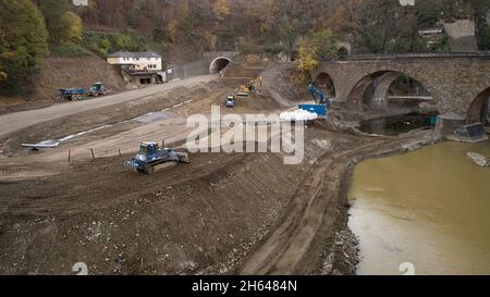 Altenahr, Germany. 09th Nov, 2021. Construction workers with heavy ...