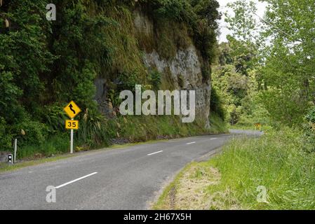 Manuwautu Scenic Route through the Oroua River gorge in the North ...
