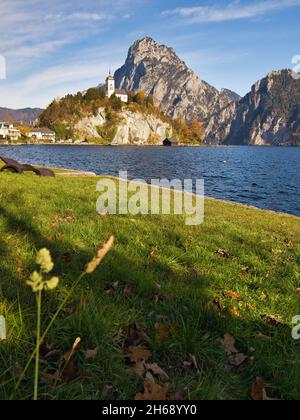 Autumn at the Traunsee near Traunkirchen Stock Photo - Alamy