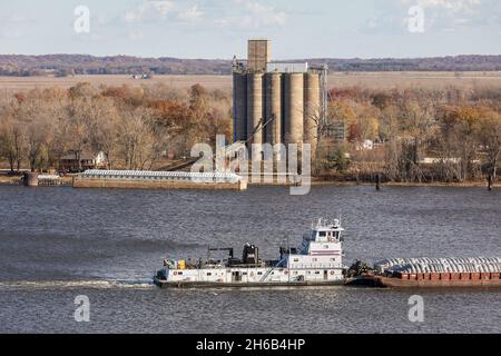 The ACBL Tom Behringer pushing barges southbound on the Mississippi ...