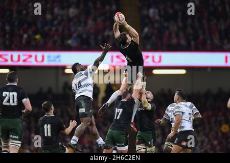 Will Rowlands of Wales, claims the line ball Stock Photo - Alamy