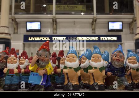 WORLD'S FIRST EVER GNOME FLASH MOB- Thousands of gnomes descend on ...