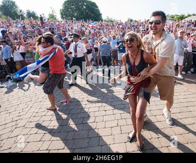 Fans on Murray Mound celebrate as Great Britain's Andy Murray defeats ...