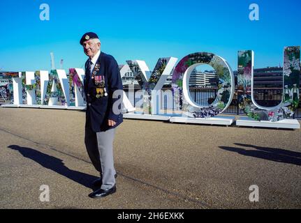 85 year old Veteran Tom Weatherall views the â€˜Thank Youâ ...