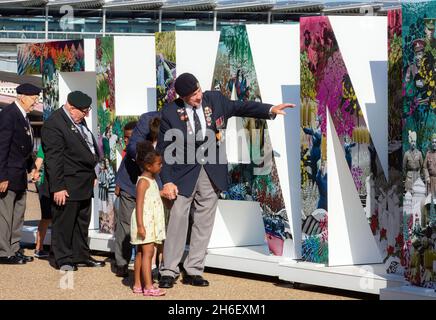 85 year old Veteran Tom Weatherall views the â€˜Thank Youâ ...